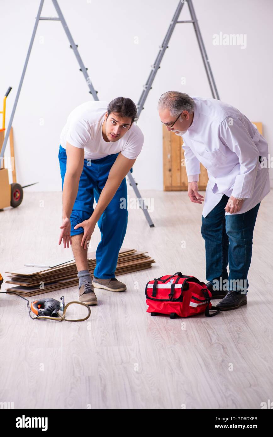 Man bitten snake hi-res stock photography and images - Alamy