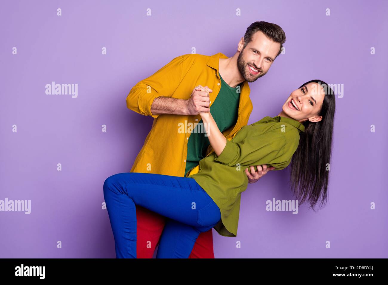 Couple slow dance embrace hi-res stock photography and images - Alamy