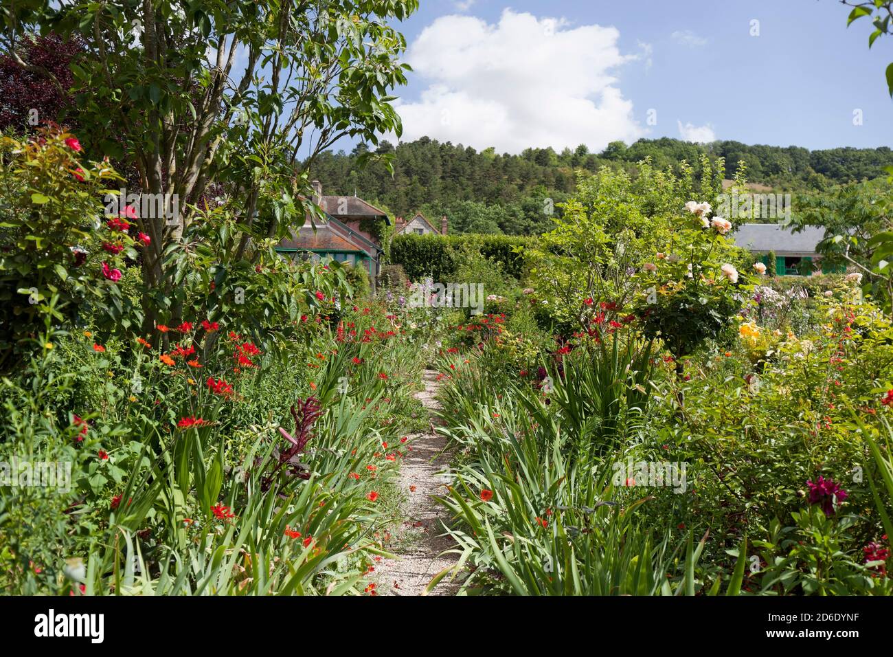 Painter painter in the gardens of claude monet hi-res stock photography ...