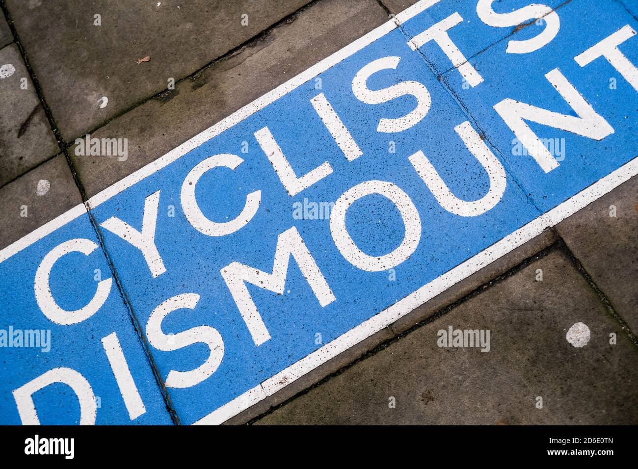 Blue sign cyclists dismount hi-res stock photography and images - Alamy