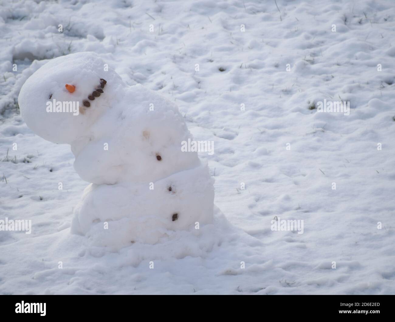 One Eyed Melting Snowman Leaned to the Side Stock Photo - Alamy