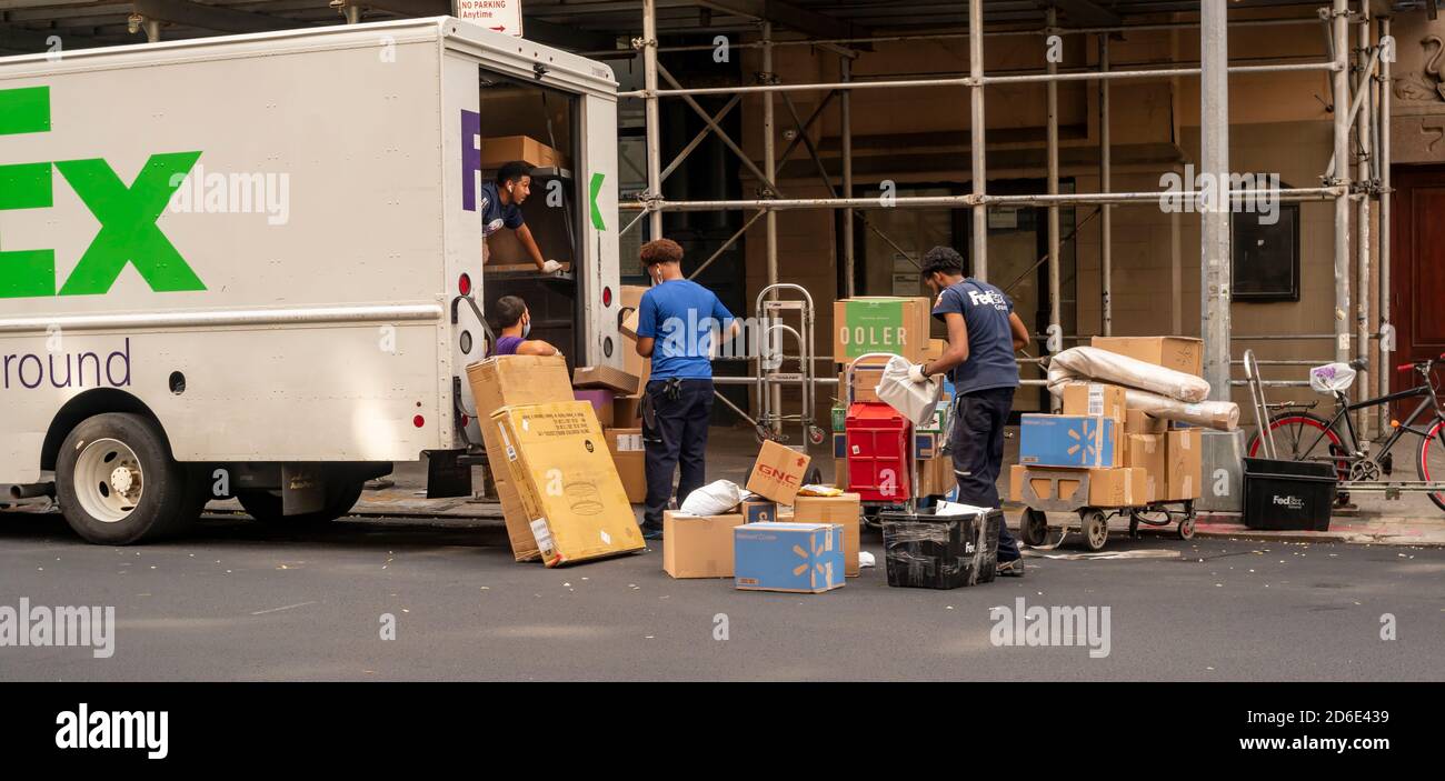 Fedex last mile delivery hi-res stock photography and images - Alamy