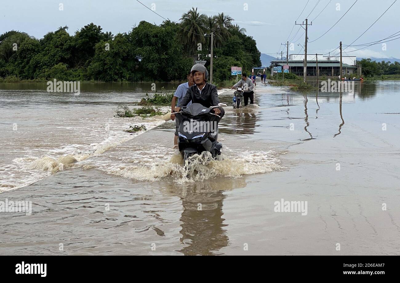People wading through the floods hi-res stock photography and images ...