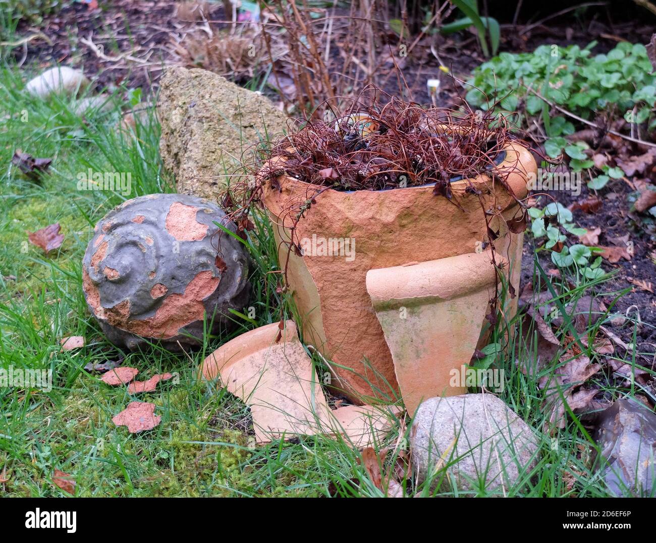 Broken terracotta pot hi-res stock photography and images - Alamy
