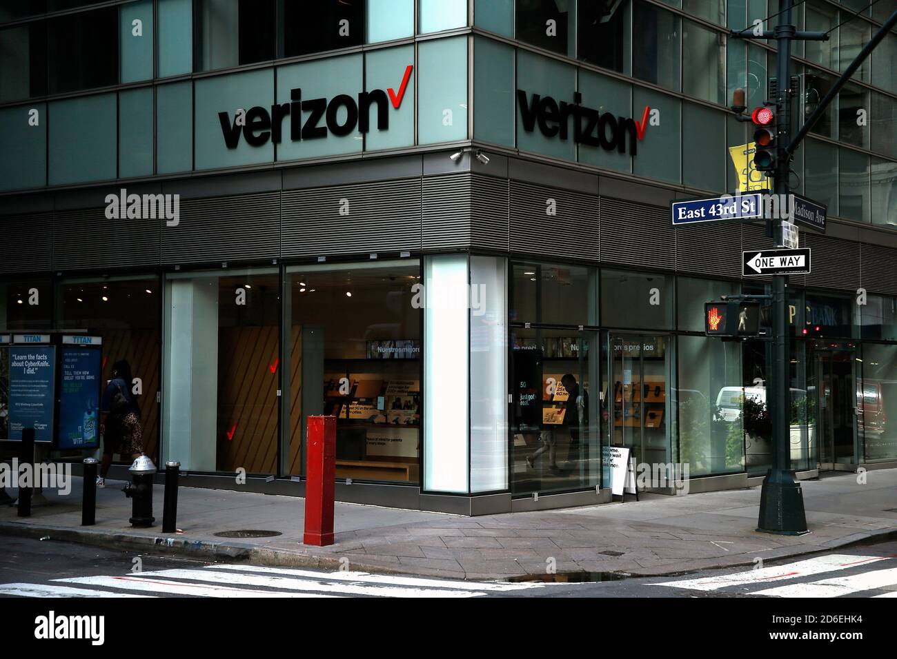 Verizon store sign hi-res stock photography and images - Alamy