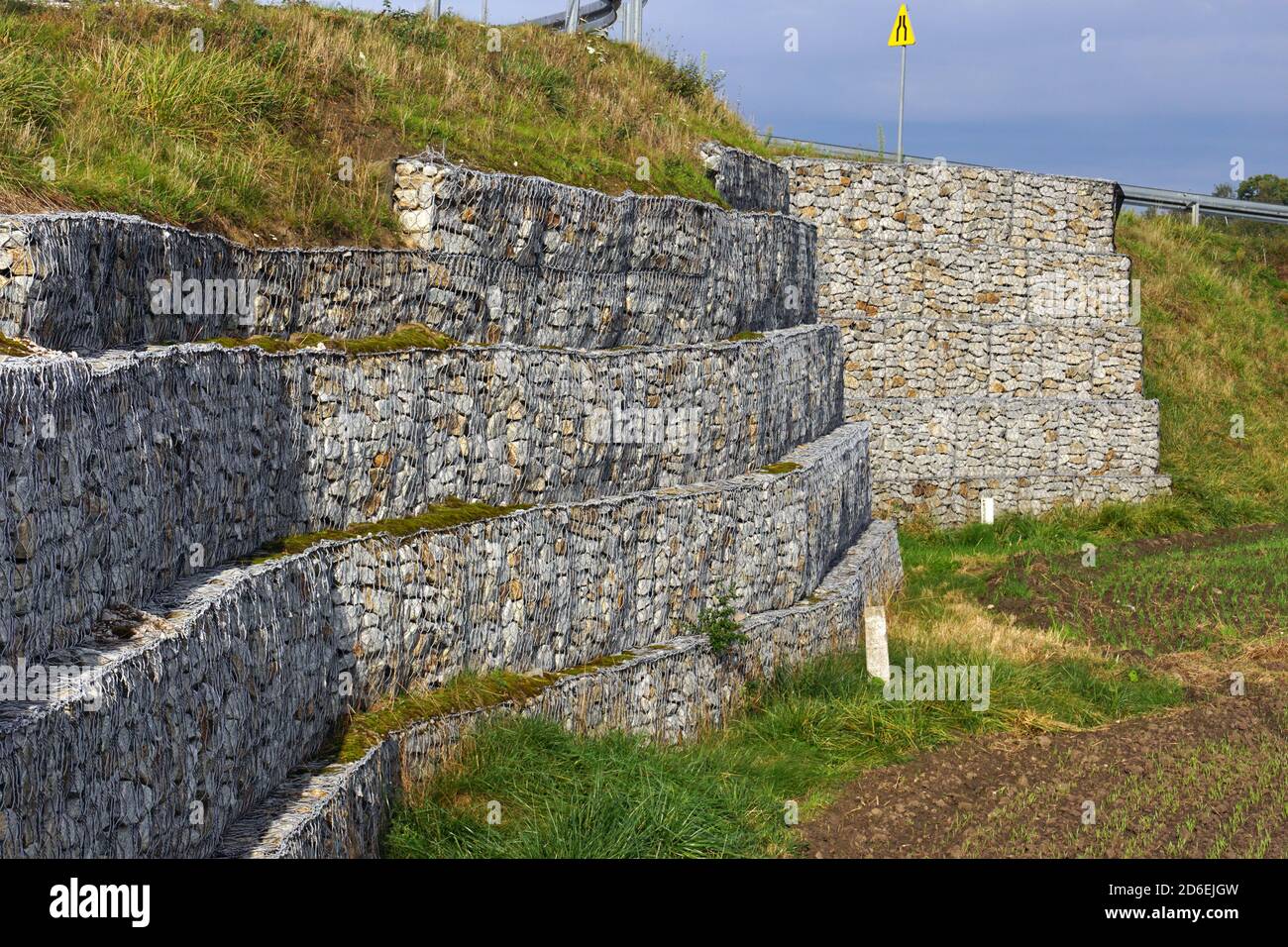 Wire mesh retaining wall hi-res stock photography and images - Alamy