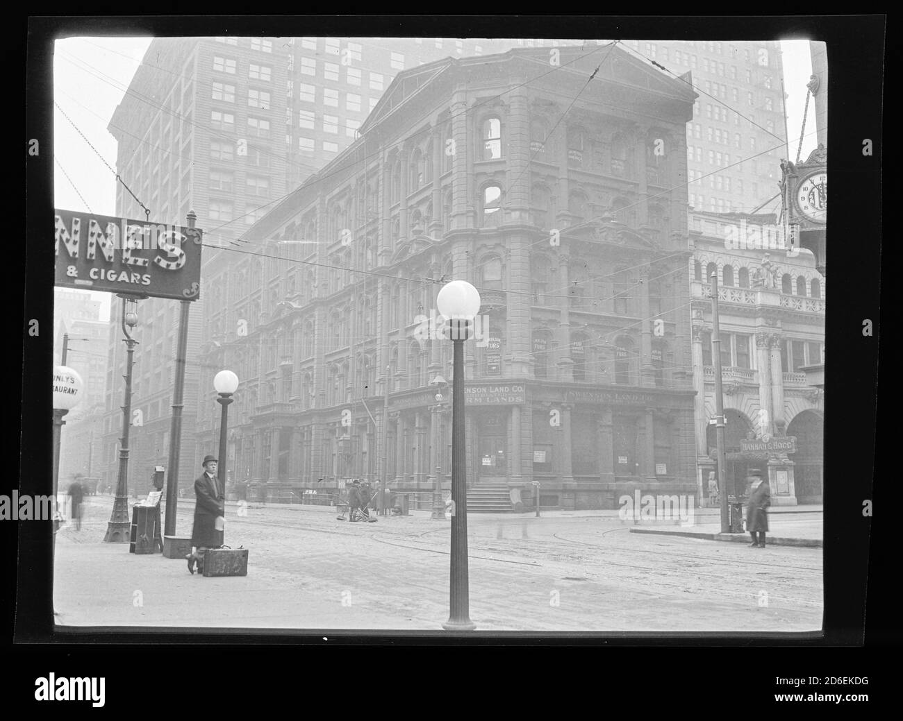 Honore building, located at the southwest corner of Dearborn Street and ...