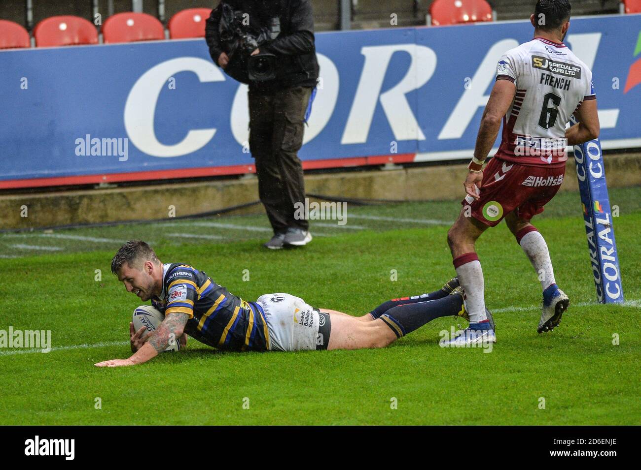 Tom Briscoe of Leeds Rhinos dives over for a try Stock Photo - Alamy