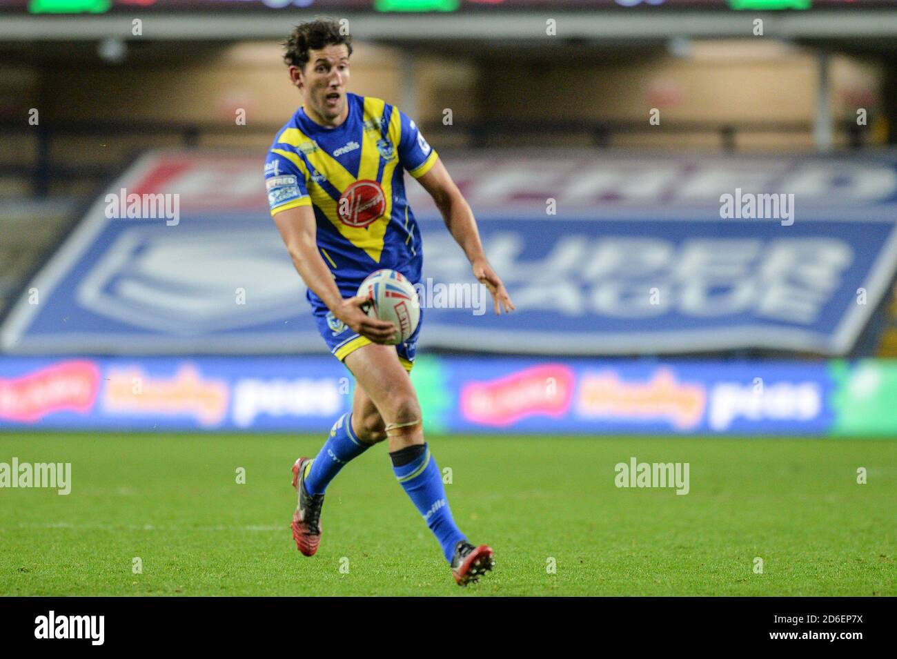 Stefan Ratchford of Warrington Wolves launches attack Stock Photo - Alamy