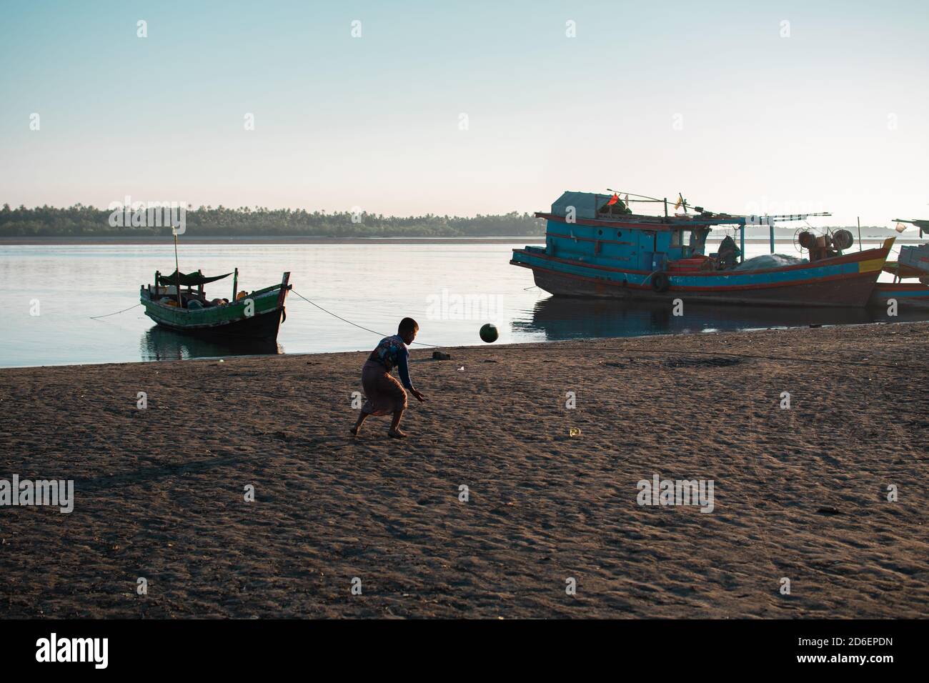 Longyi myanmar hi-res stock photography and images - Alamy