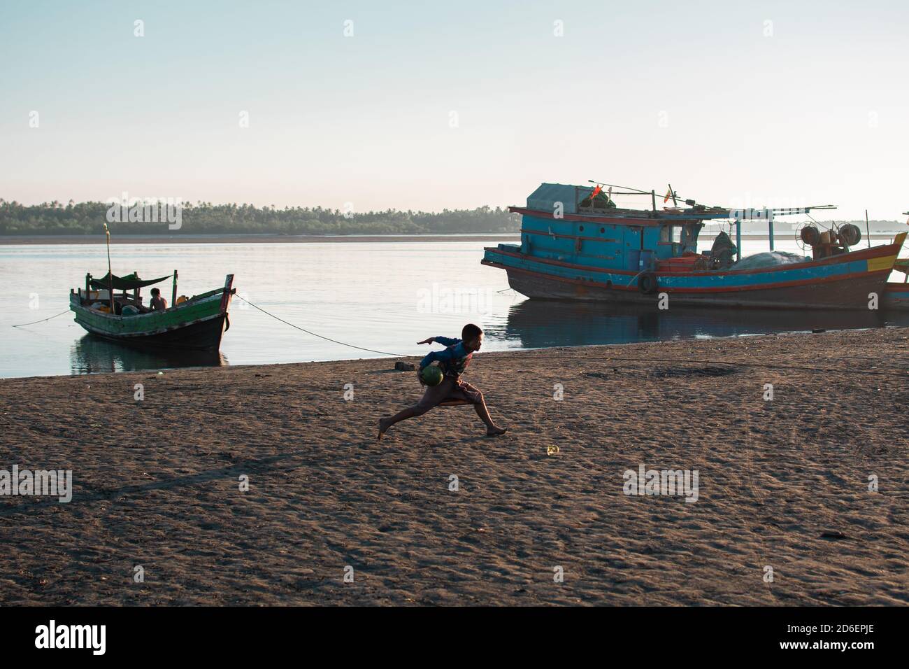Longyi myanmar hi-res stock photography and images - Alamy