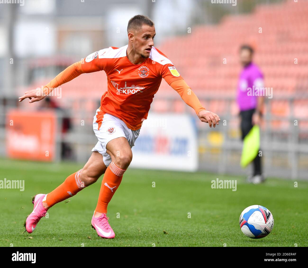 Jerry Yates (9) of Blackpool chases the ball Stock Photo - Alamy