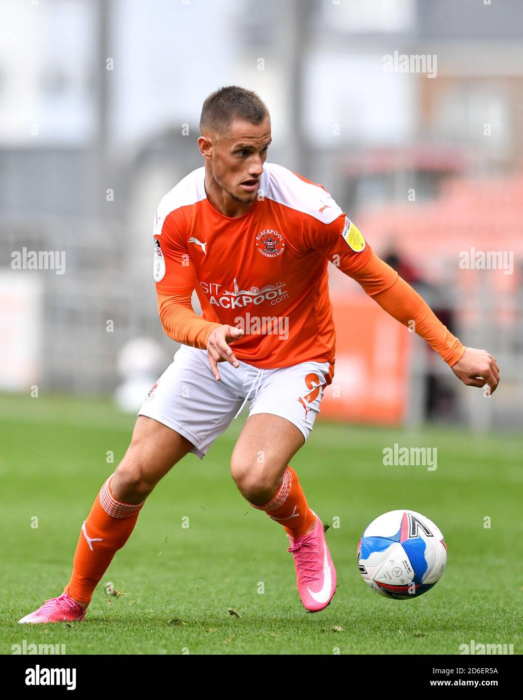 Jerry Yates (9) of Blackpool with the ball Stock Photo - Alamy