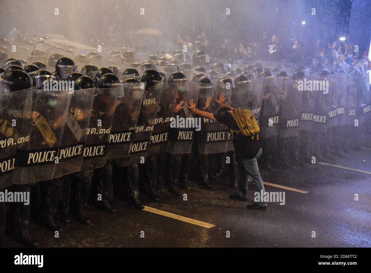 Crowd dispersing hi-res stock photography and images - Alamy