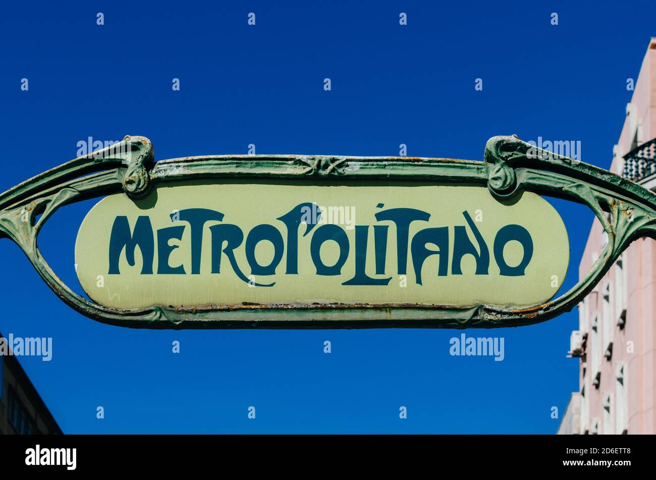 Traditional paris red metro sign hi-res stock photography and images ...