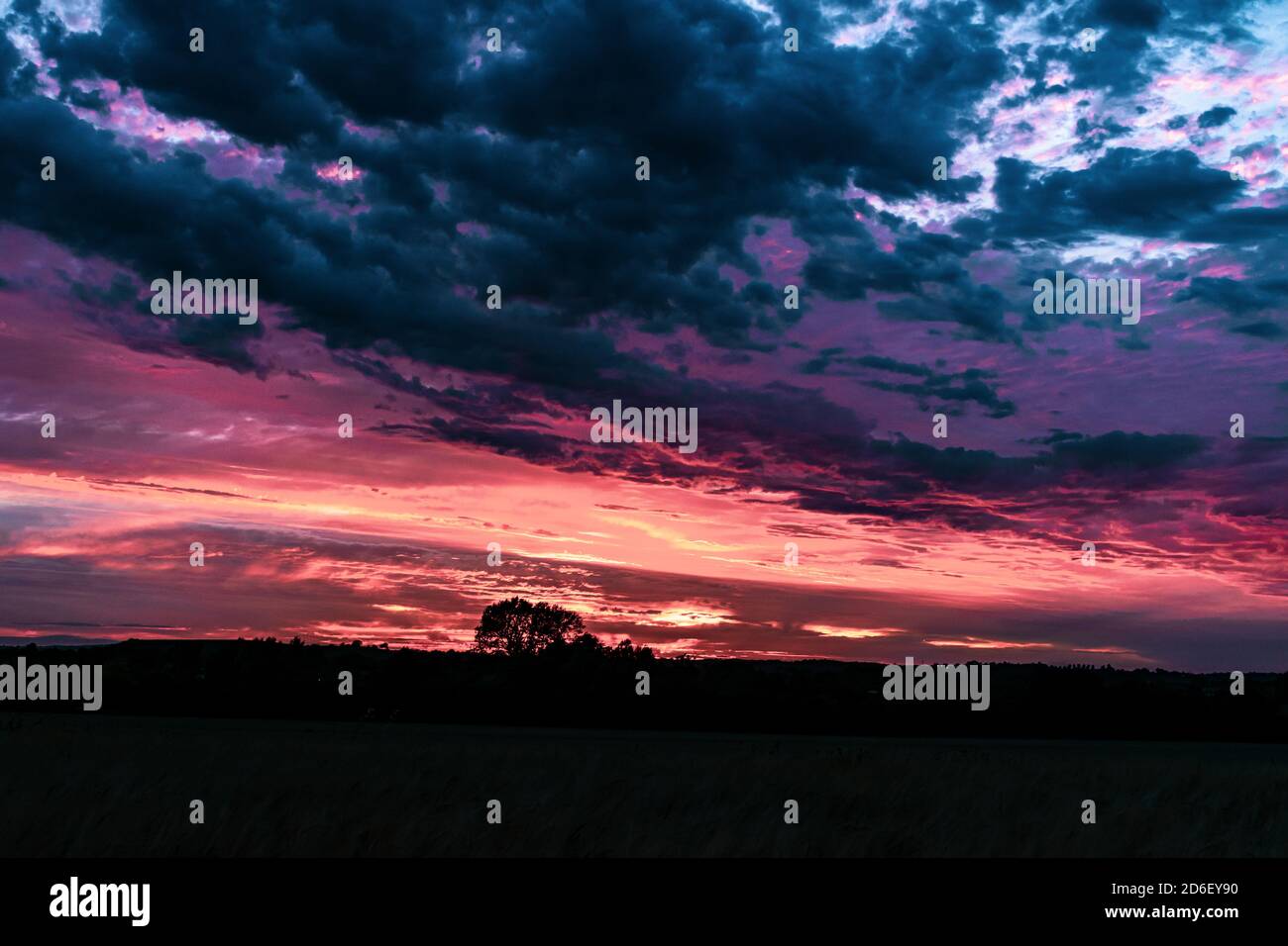 Beautiful wide angle view for dramatic sunset sky with clouds ...