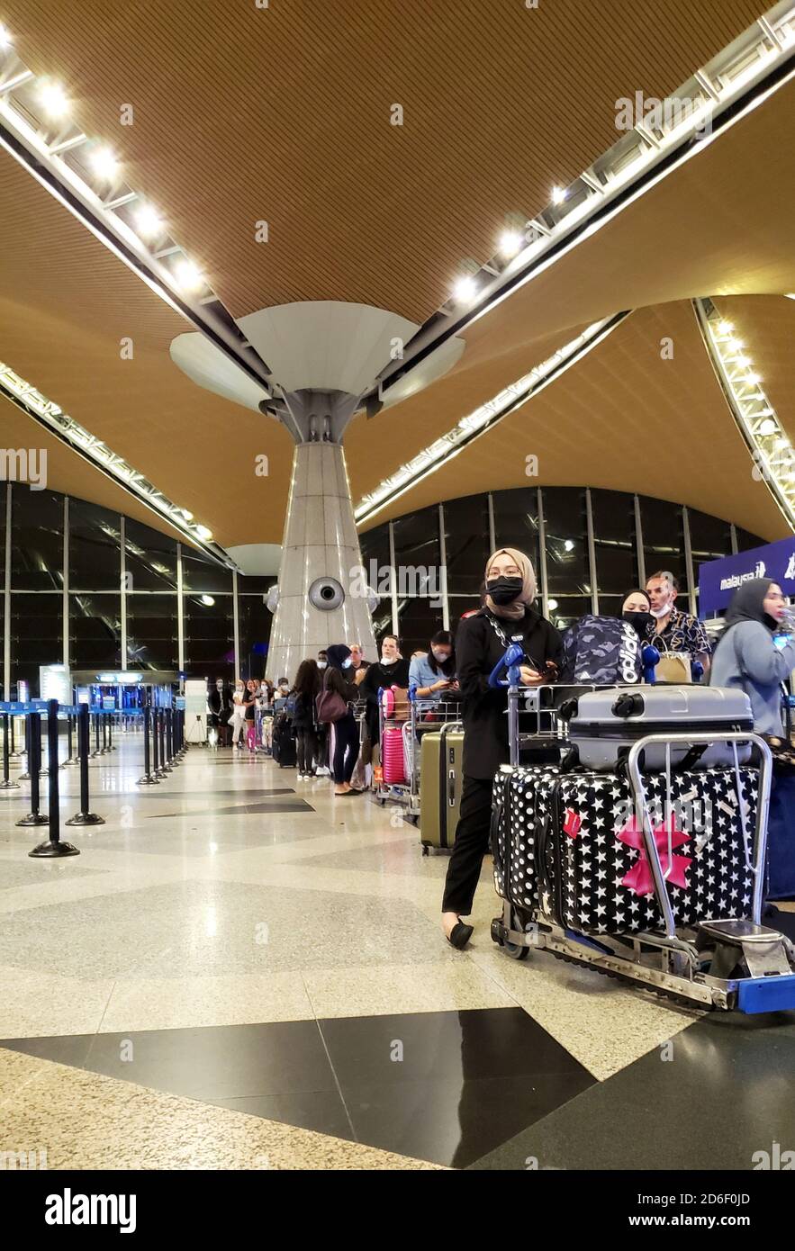 The queue of passengers at the check-in and ticket-granting counter in ...