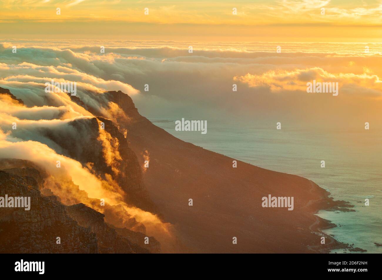 Table mountain sunset, cloud blanket over the mountain Stock Photo - Alamy