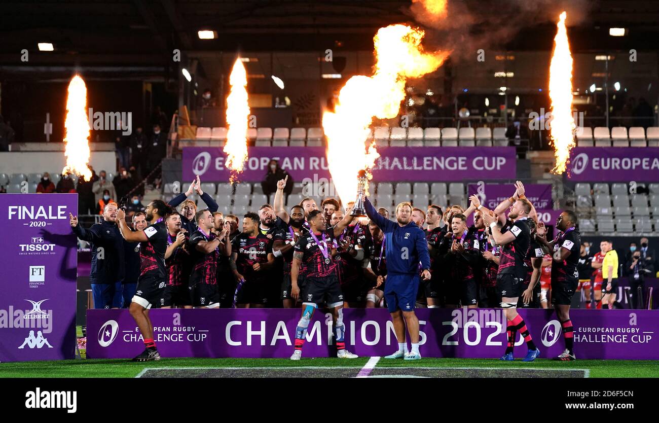 Bristol Bears lift the trophy after winning the European Challenge Cup ...