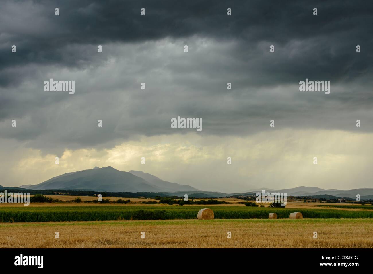 Dark clouds over field hi-res stock photography and images - Alamy