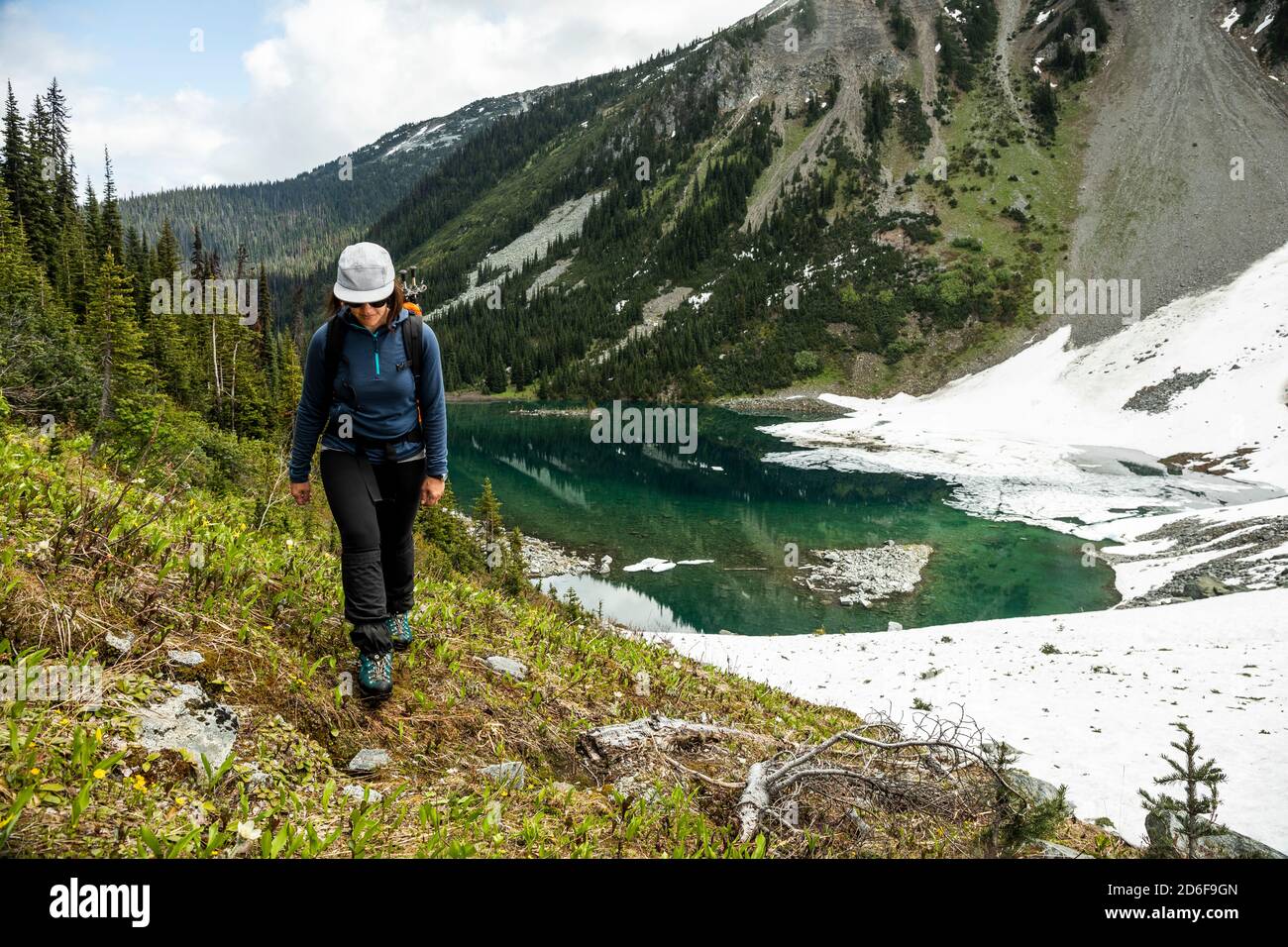 Full body female backpacker hi-res stock photography and images - Alamy