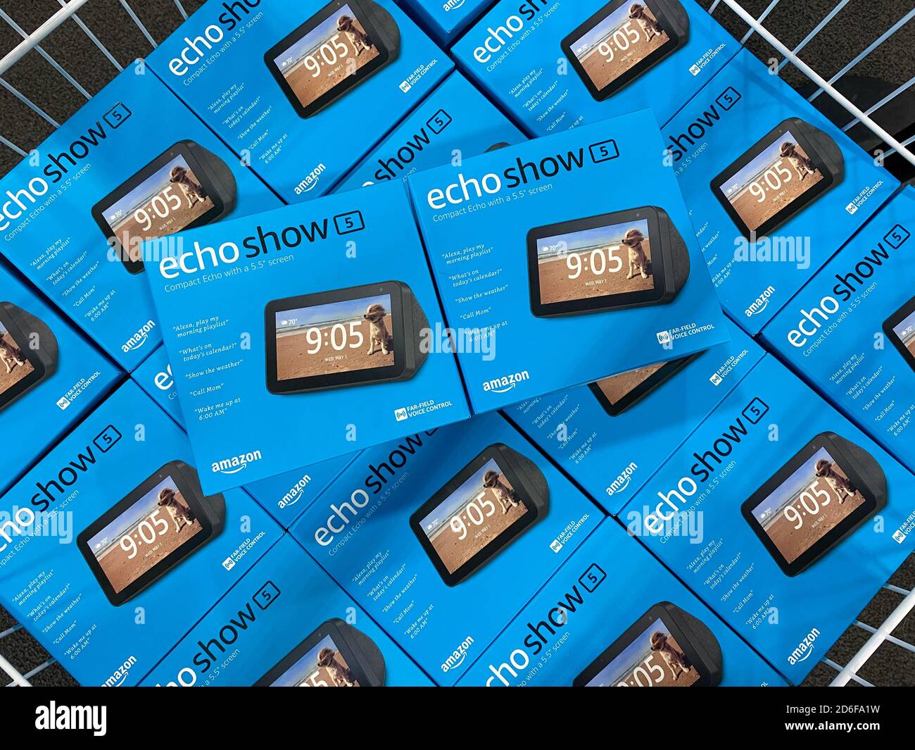 Alexa echo show 10 hi-res stock photography and images - Alamy