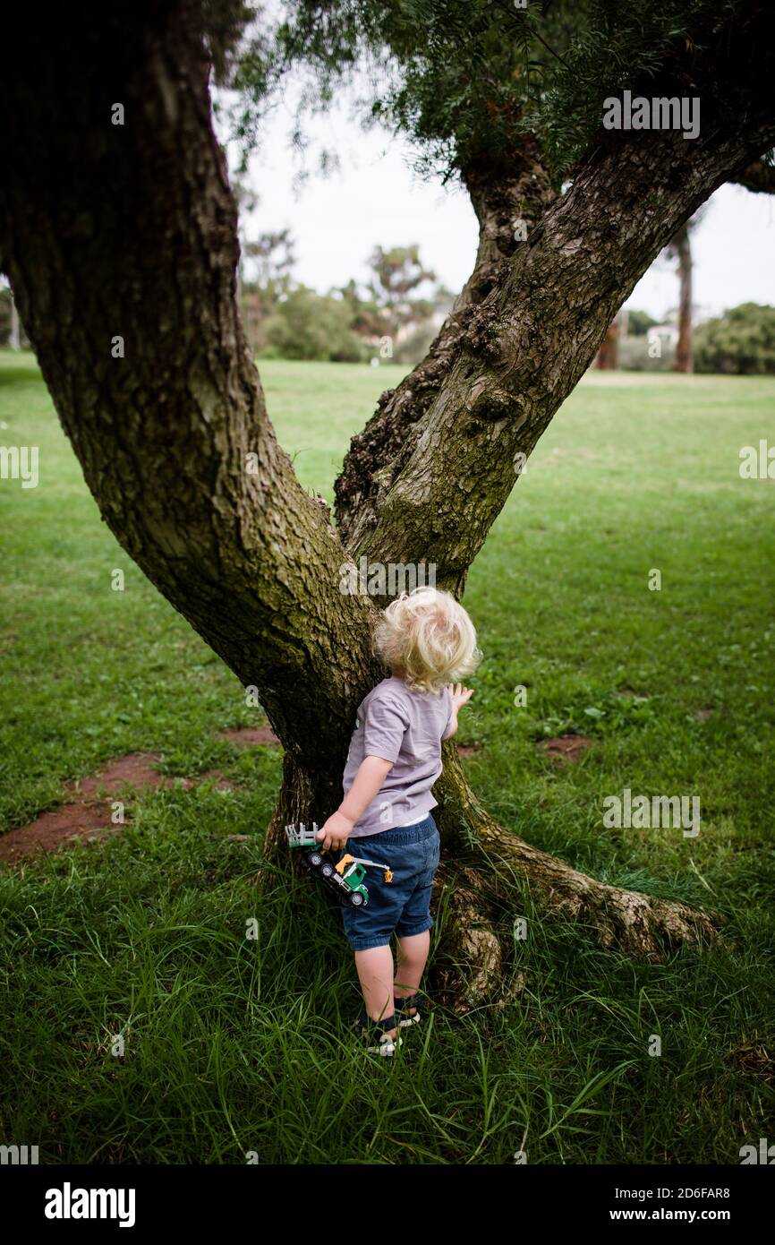 Two boys hiding behind tree hi-res stock photography and images - Alamy