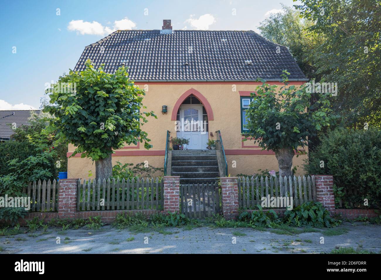 Idyllic house hi-res stock photography and images - Alamy