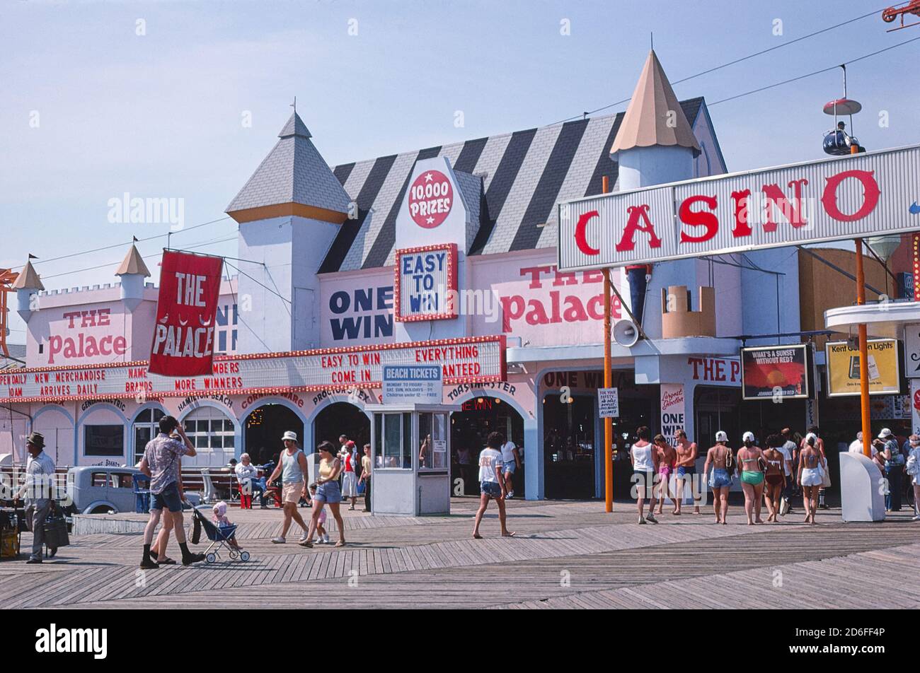 Seaside arcade 1970s hi-res stock photography and images - Alamy