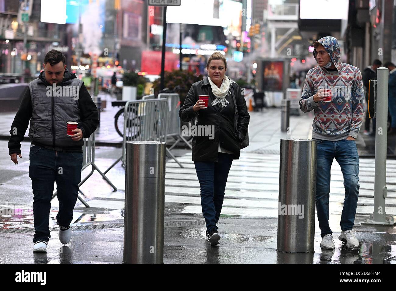 People without face coverings hi-res stock photography and images - Alamy