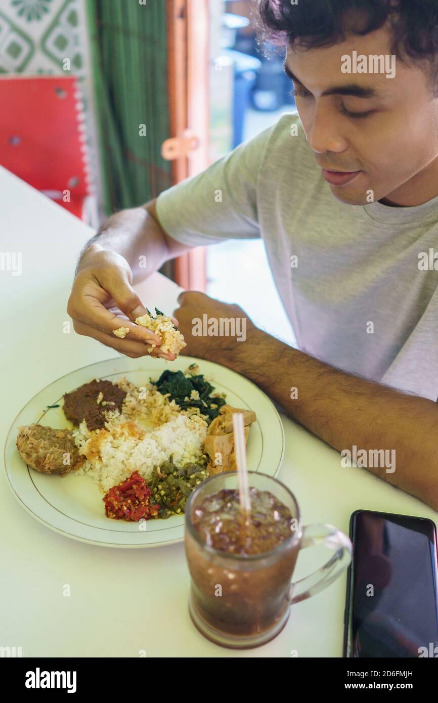 Man eating curry hi-res stock photography and images - Alamy