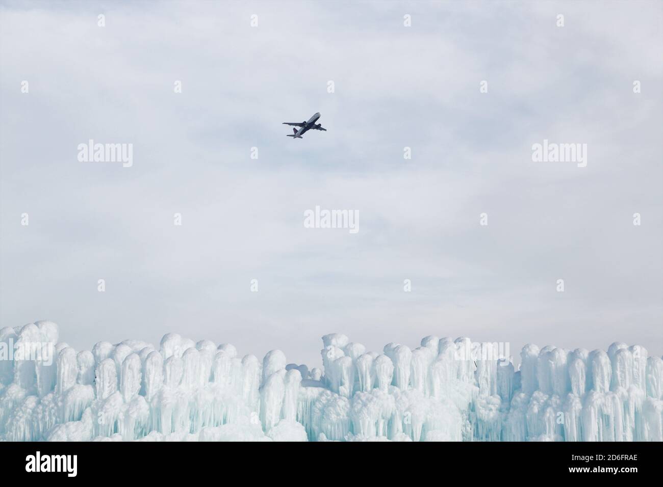 Airplane flying over cities hi-res stock photography and images - Alamy