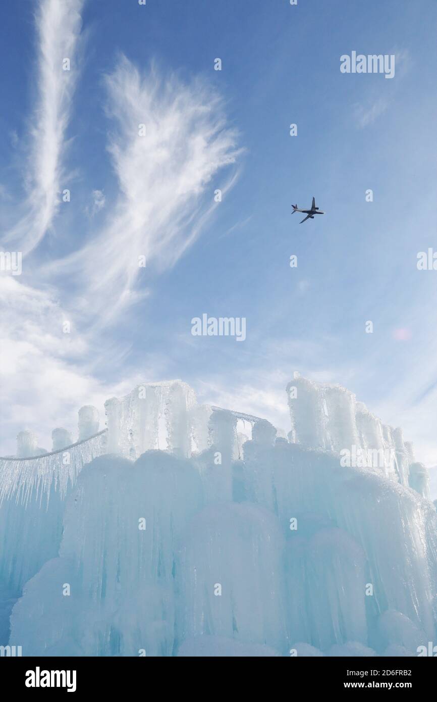 Airplane flying over cities hi-res stock photography and images - Alamy