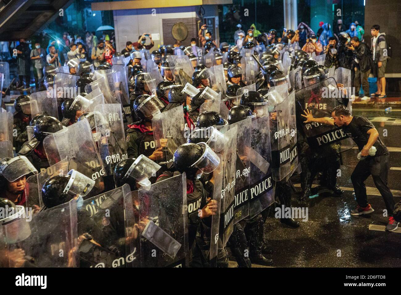 Crowd dispersing hi-res stock photography and images - Alamy