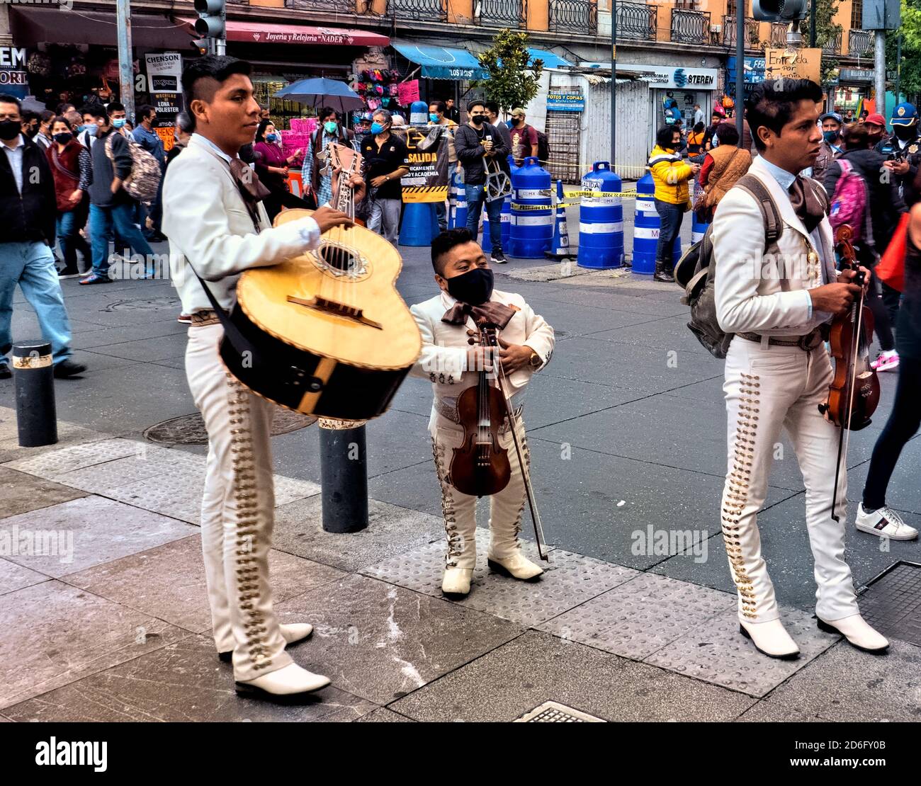 Mariachi musicians play mexican hi-res stock photography and images - Alamy