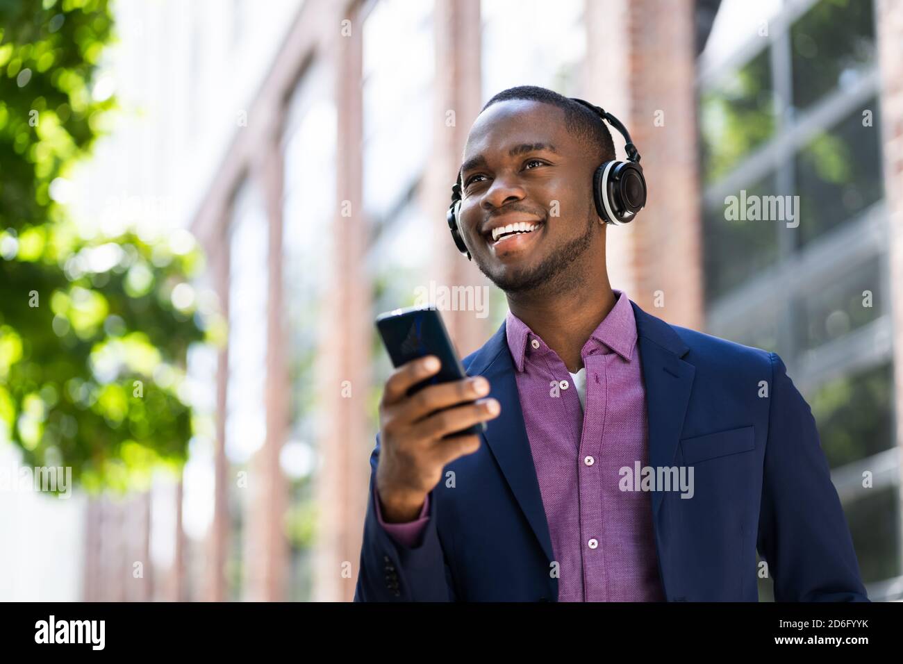 Noise canceling headphones smart hi-res stock photography and images ...
