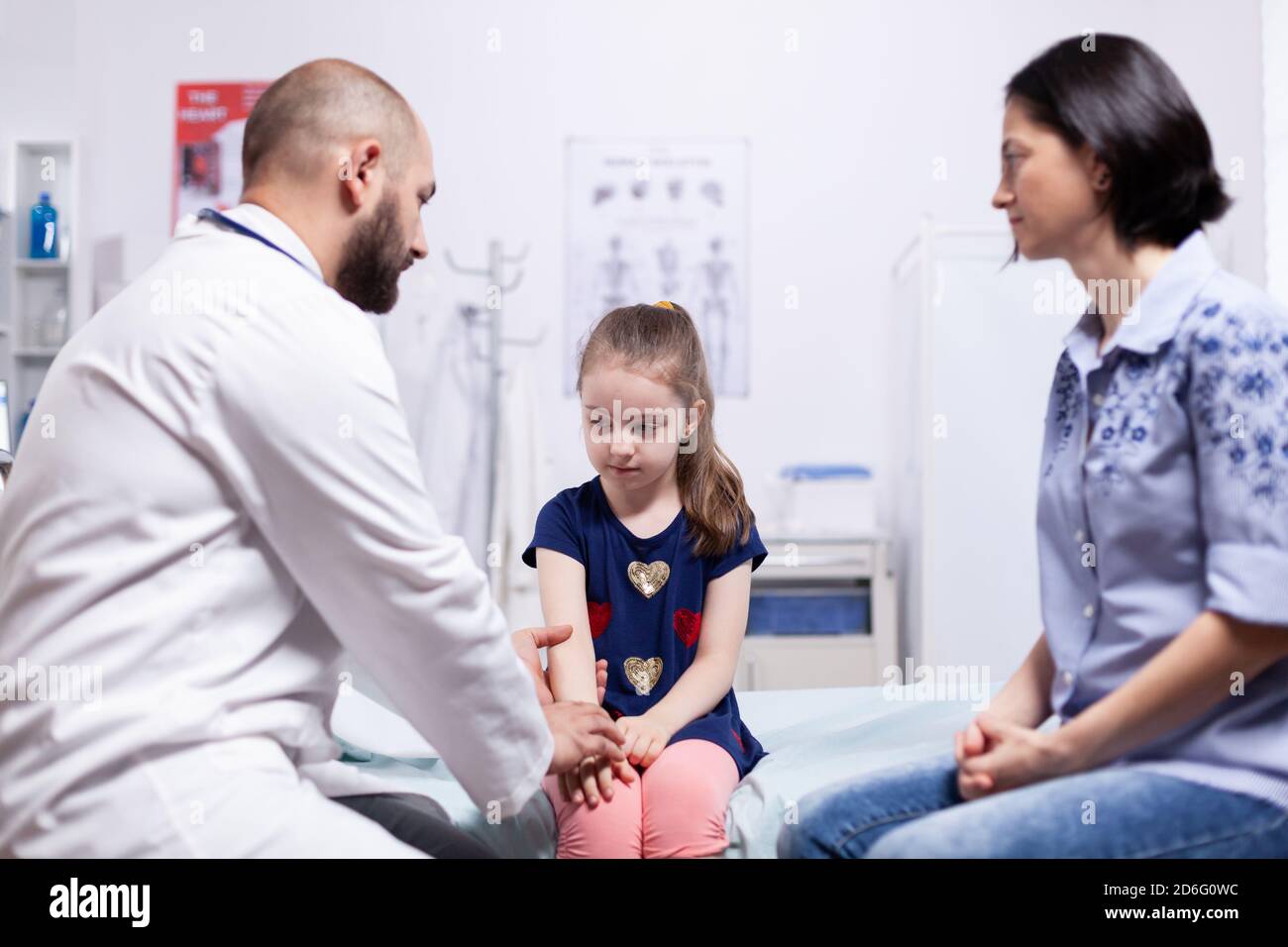 Sick child in hospital hi-res stock photography and images - Alamy