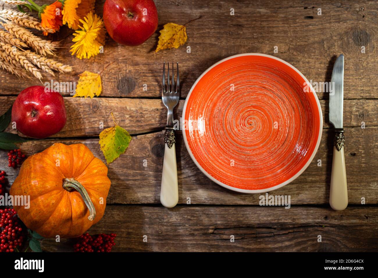 Thanksgiving background. Autumn table setting for Thanksgiving day ...