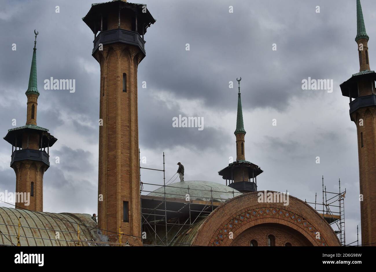 Wilkes-Barre, USA. 16th Oct, 2020. An employee from Dunmore roofing on ...