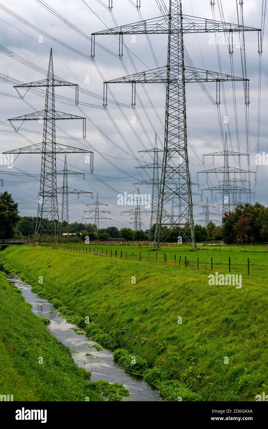Transmission line masts hi-res stock photography and images - Alamy