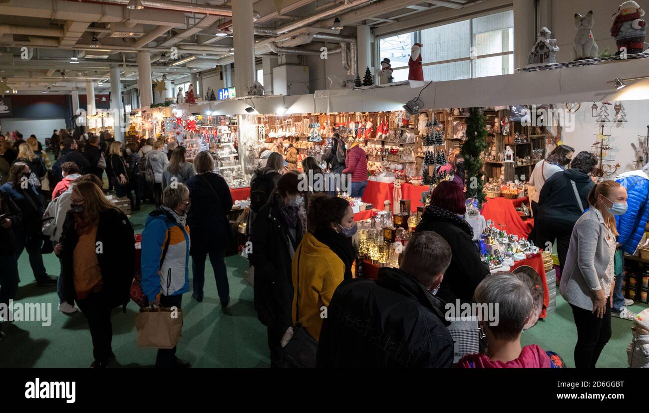 Hanover, Germany. 17th Oct, 2020. Densely packed trade fair visitors ...