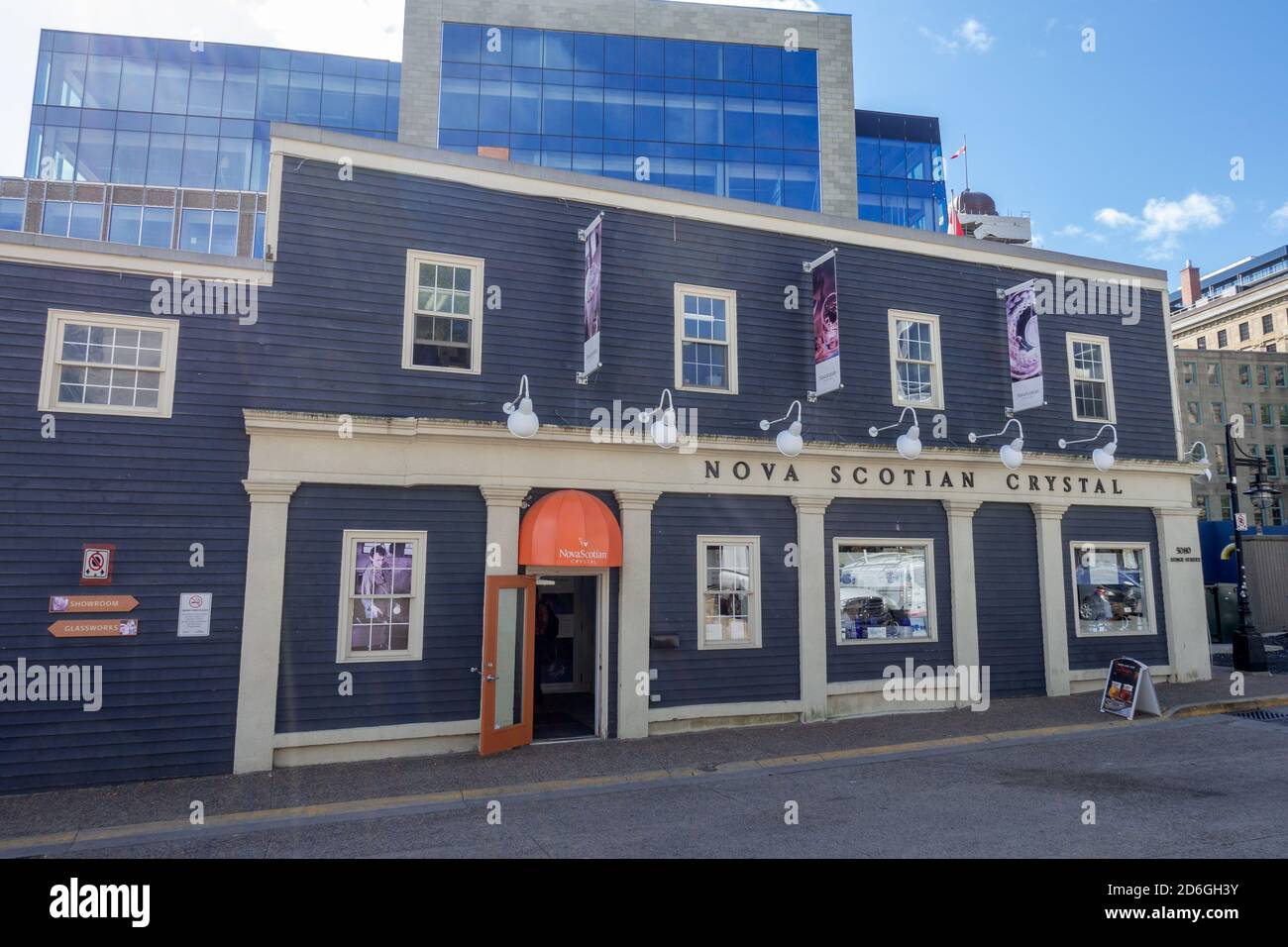 Crystal store hi-res stock photography and images - Alamy