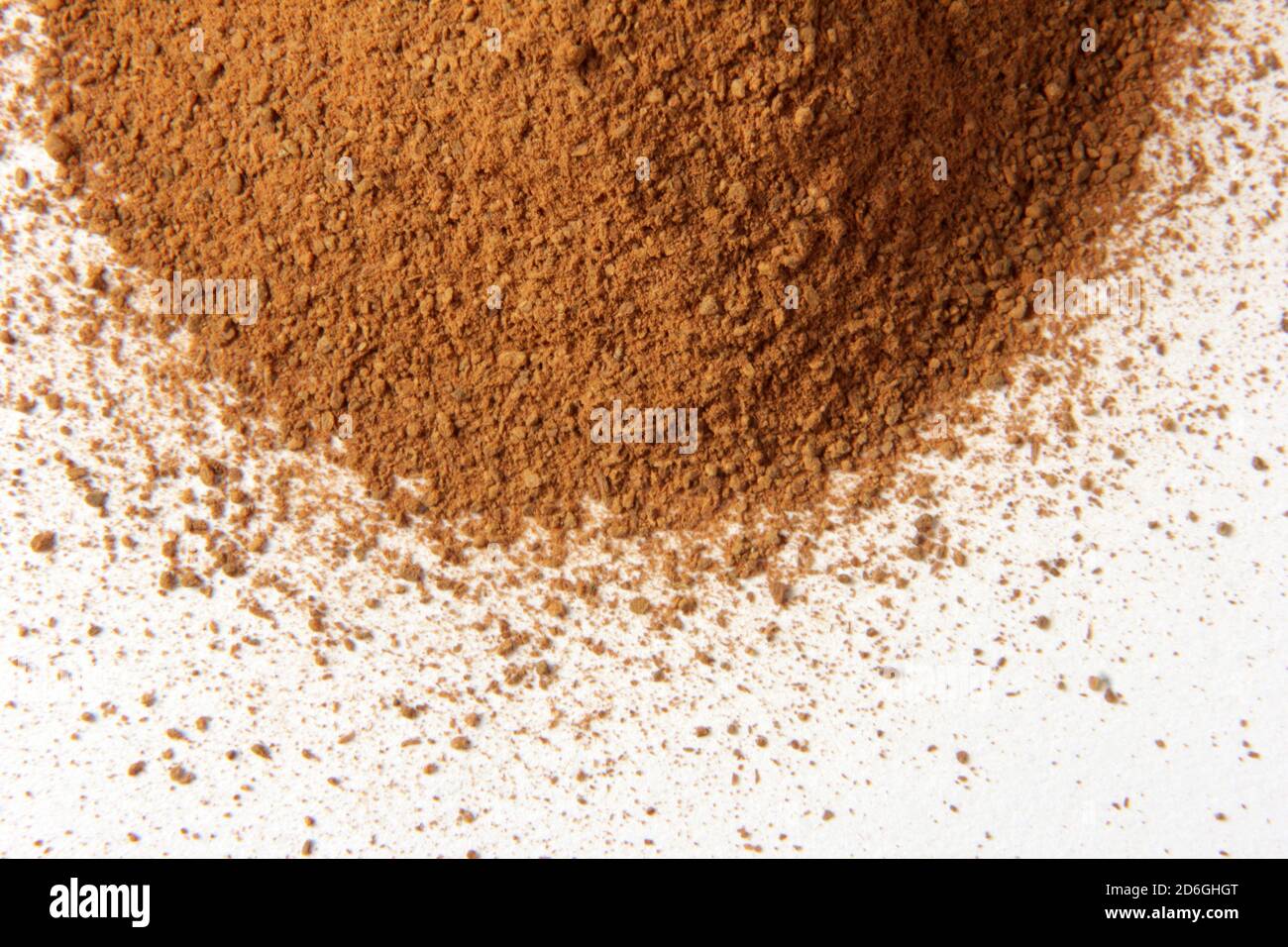 Cinnamon powder heap isolated on white background Stock Photo - Alamy