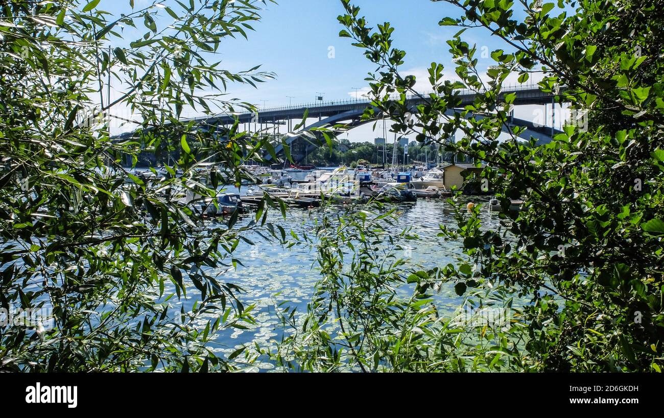 Magnificent view of Lake Malären with its trees and boats in Stockholm ...