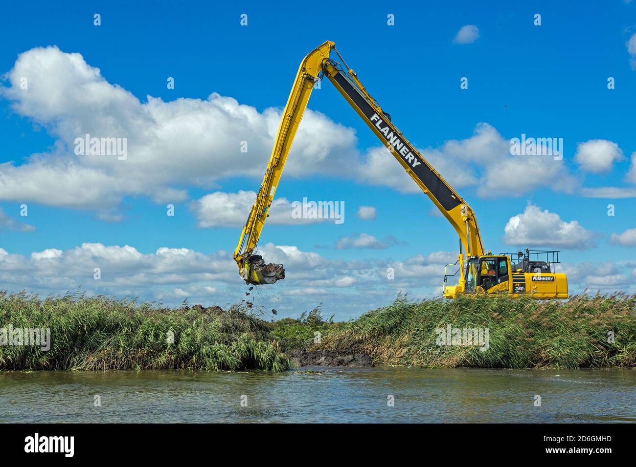 Excavator dredging hi-res stock photography and images - Alamy
