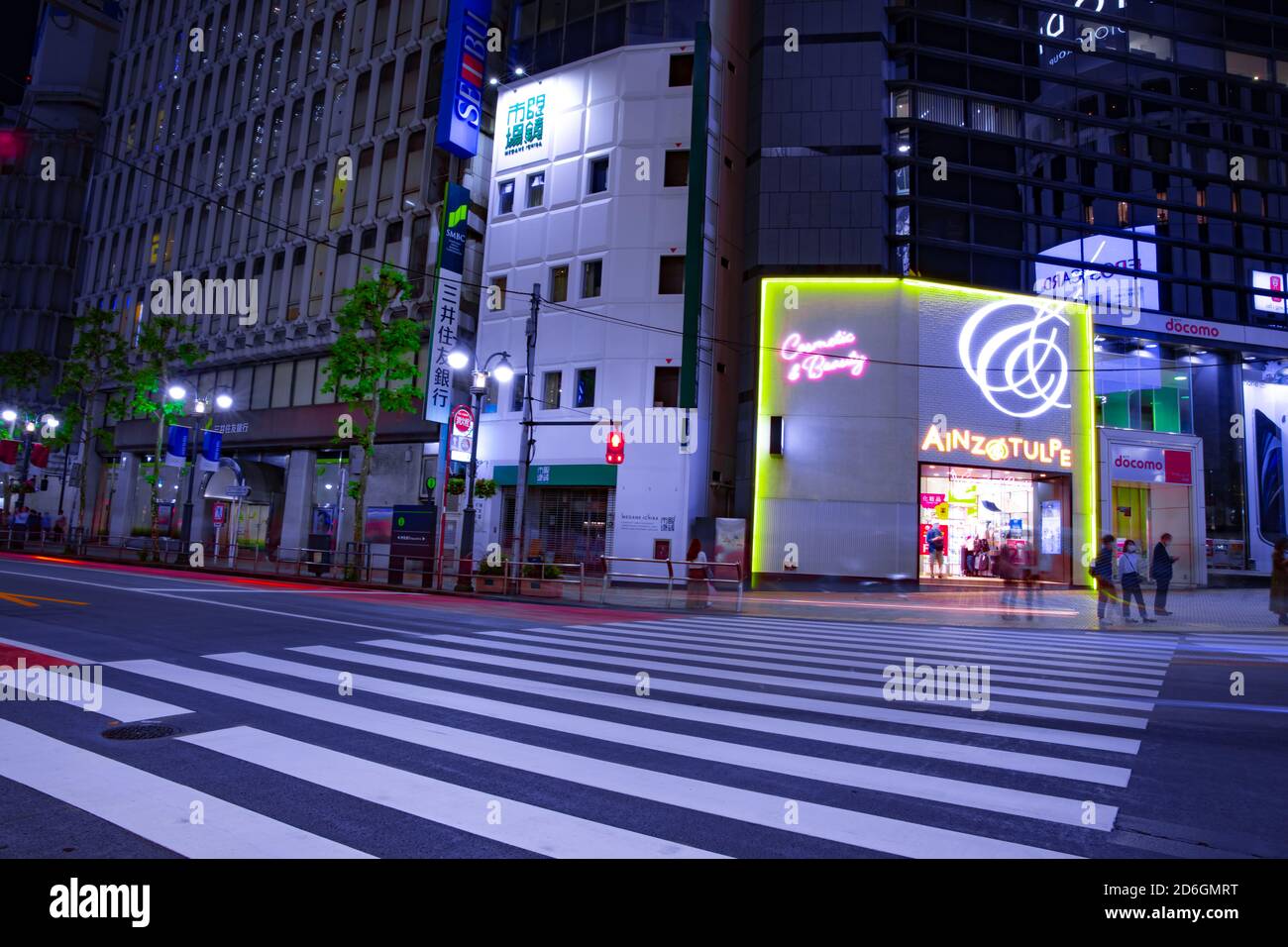 A night neon town in Shibuya Tokyo wide shot Stock Photo - Alamy