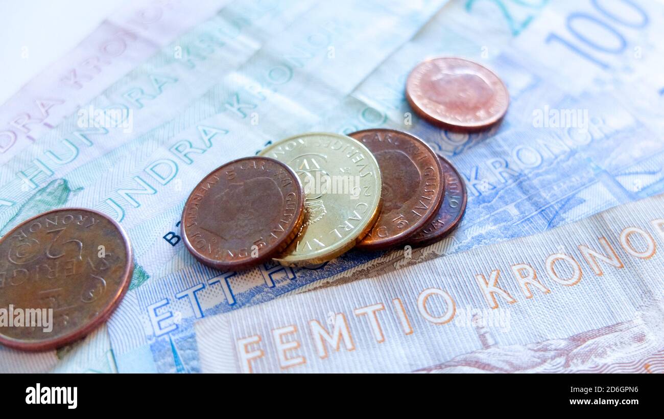 100 krona bill hi-res stock photography and images - Alamy