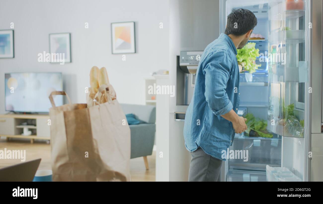 Man move fridge hi-res stock photography and images - Alamy