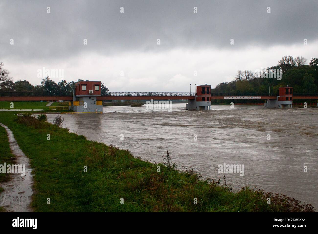 Wroclaw, Poland. 17th Oct, 2020. Raised state of the Odra River in ...