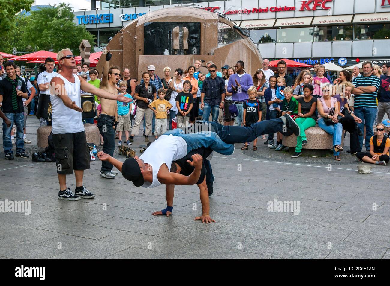 Entertaining street crowd hi-res stock photography and images - Alamy